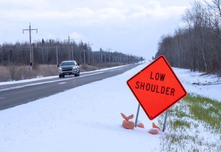 Road Shoulder Signs 101: What They Mean, Common Road Shoulder Signs ...