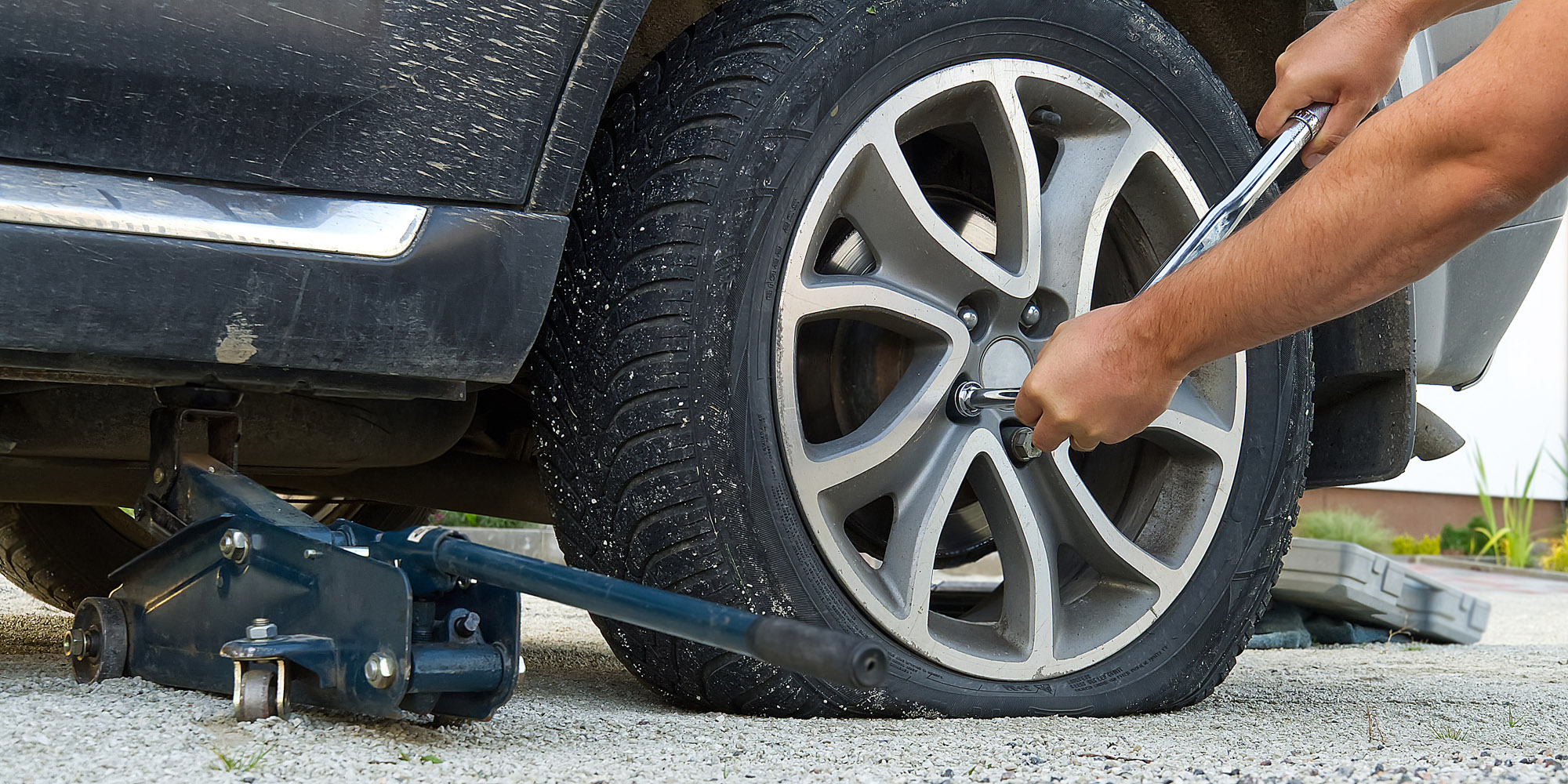 How to Change a Flat Tire and Ways to Keep Tires in Great Condition ...