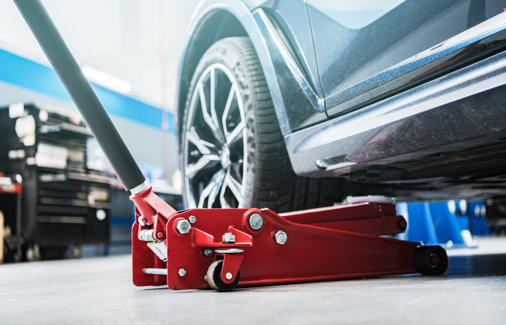 What Size of Floor Jack Do I Really Need? - In The Garage with CarParts.com