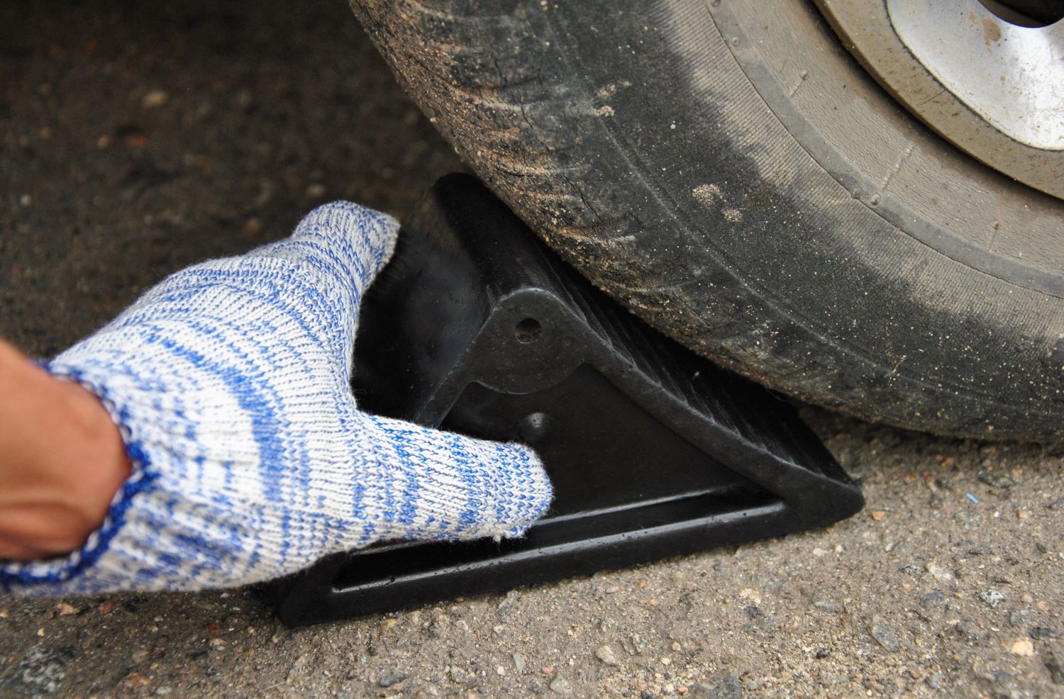 10 Tire-Changing Tools That Make Tire Emergencies Easier - In The ...