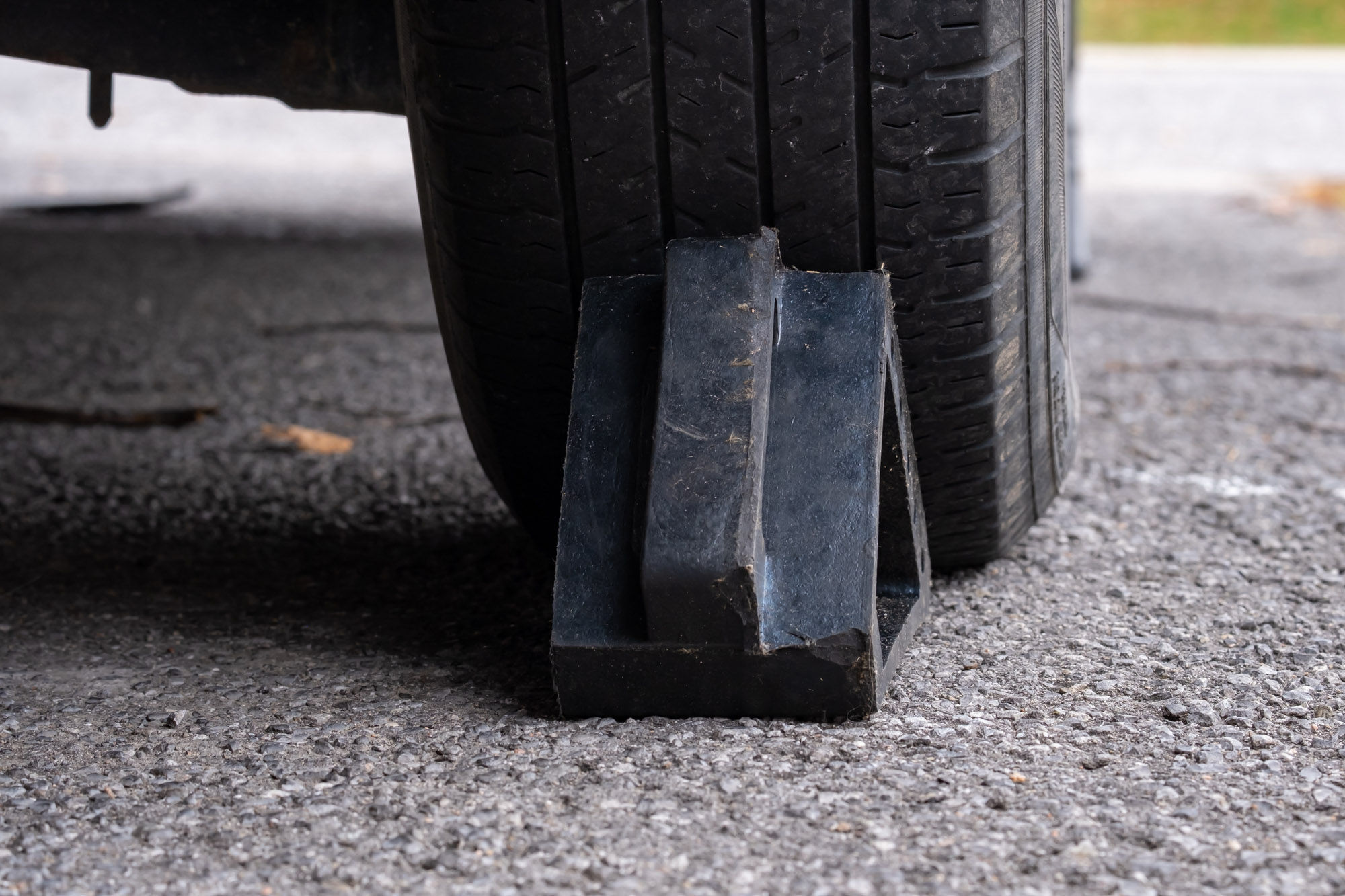 What Is a Wheel Chock? Types, Uses, and Mistakes to Avoid When Using ...