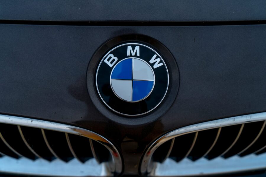 BMW Emblem Replacement: A Guide for DIYers - In The Garage with ...